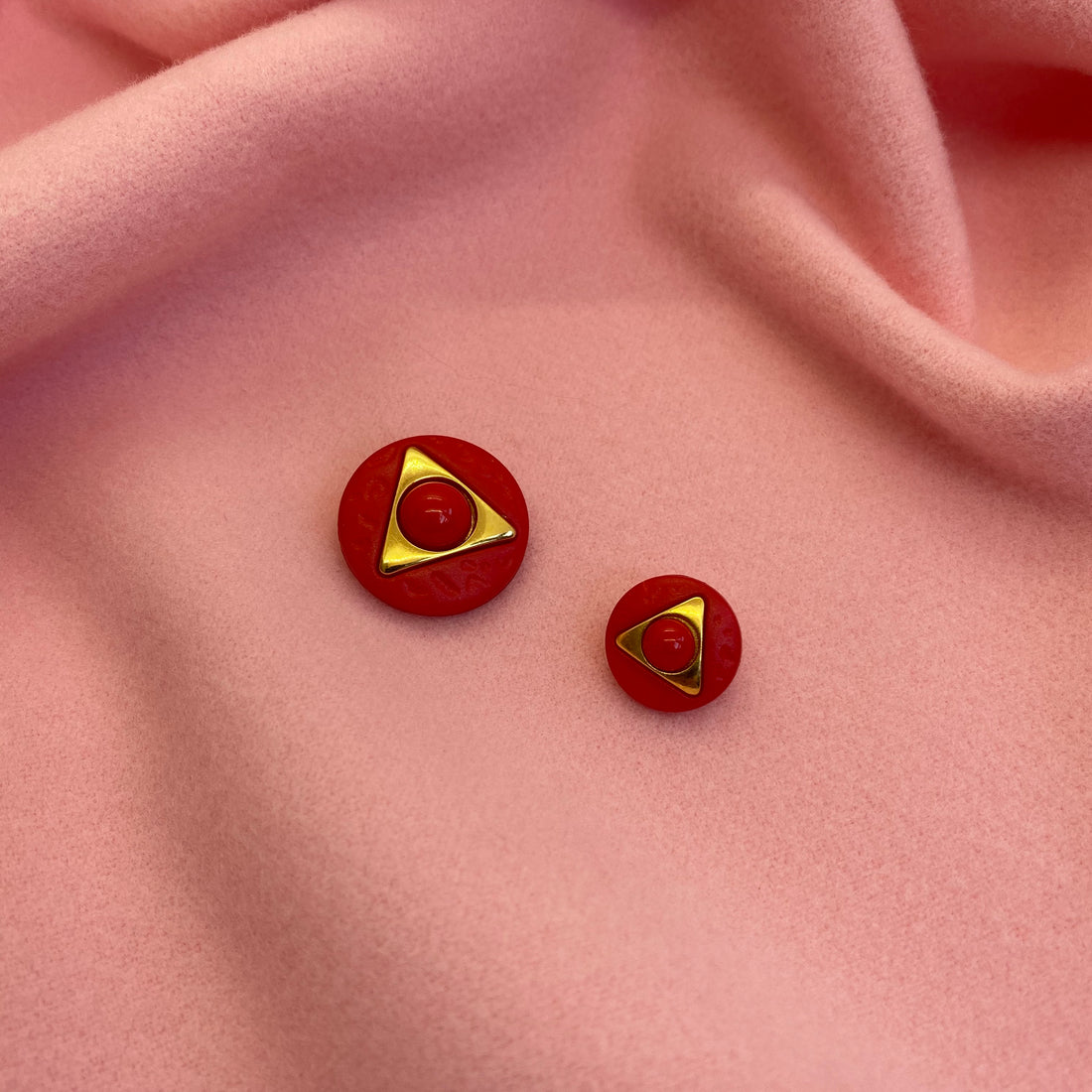 RED TRIANGLE BUTTON – Ghetto Gato Vintage